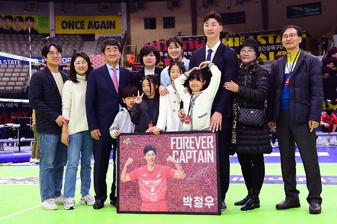 韓 왼손 거포 전설 박철우 은퇴식에서 역대 최다 득점상 수상