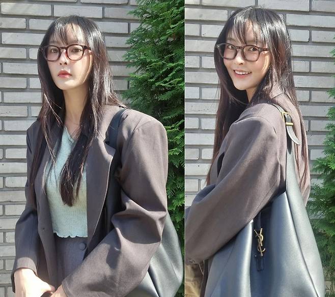 정유미 안경 하나로 동안 매력 Up 오버핏 재킷으로 가을 도시 여신룩 완성 스타와 패션