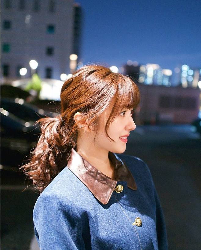 이혜성 북경오리 마중나간 데님 여신 뽀글머리 질끈 묶고 청순한 레더 재킷룩 스타와 패션