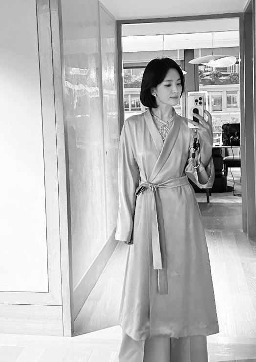 송혜교 샤워하고 바로 나온 컨셉의 관능적인 가운 드레스 패션 셀럽뷰