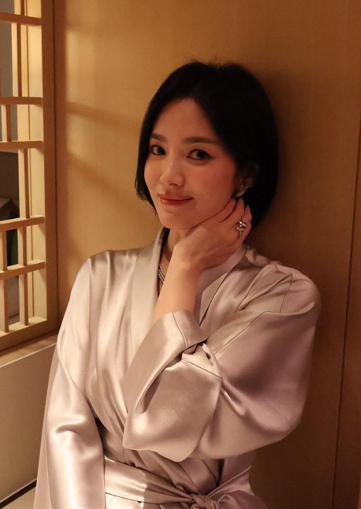 송혜교 샤워하고 바로 나온 컨셉의 관능적인 가운 드레스 패션 셀럽뷰