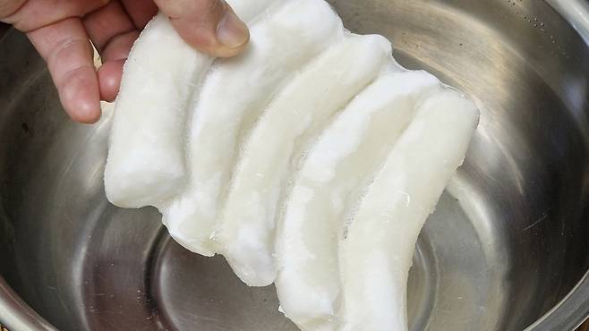 냉동떡 그냥 해동하지 마세요 이것만 부으면 새 떡처럼 맛있습니다 최주부