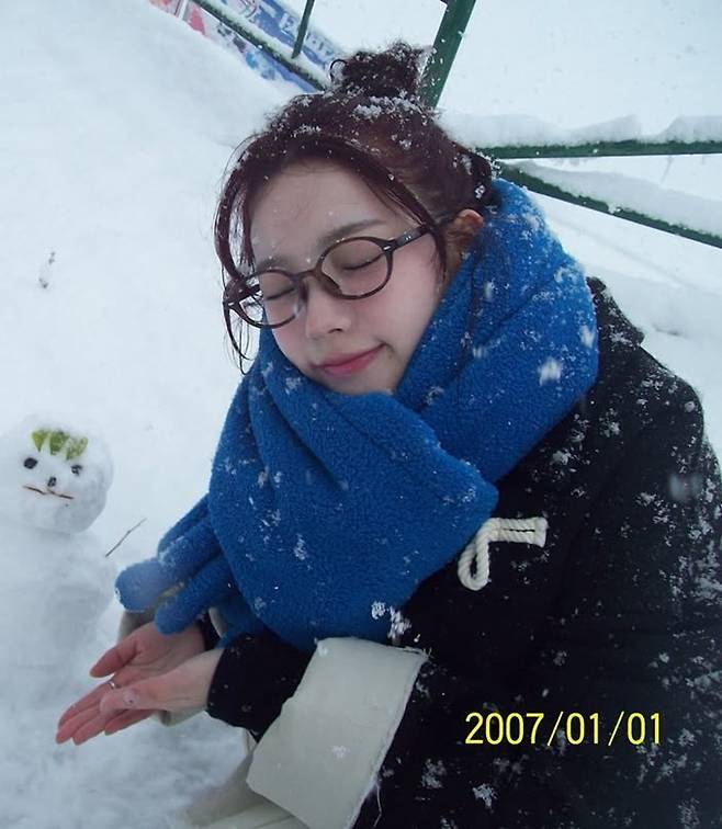 에스파 카리나 눈 올 땐 머플러 뿔테 안경과 떡볶이 코트 긱시크 하이틴룩 패션엔