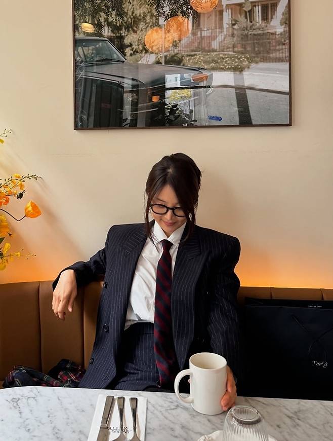 한지혜 예쁜 엄마의 멋진 슈트 핏 딱 떨어지는 핀 스트라이프 슈트룩 패션엔