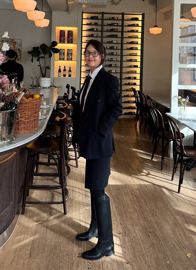 한지혜 예쁜 엄마의 멋진 슈트 핏 딱 떨어지는 핀 스트라이프 슈트룩 패션엔