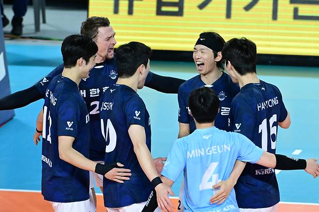 ‘대역전극 대한항공 삼성화재 꺾고 5연승선두 재탈환 여자부는 현대건설이 한국도로공사 격파
