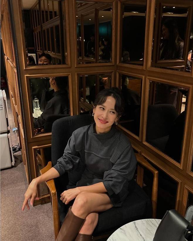 조여정 40대의 똥머리는 우아함을 말한다 청순한 세련미의 가을 여신 룩 뷰티는 내운명