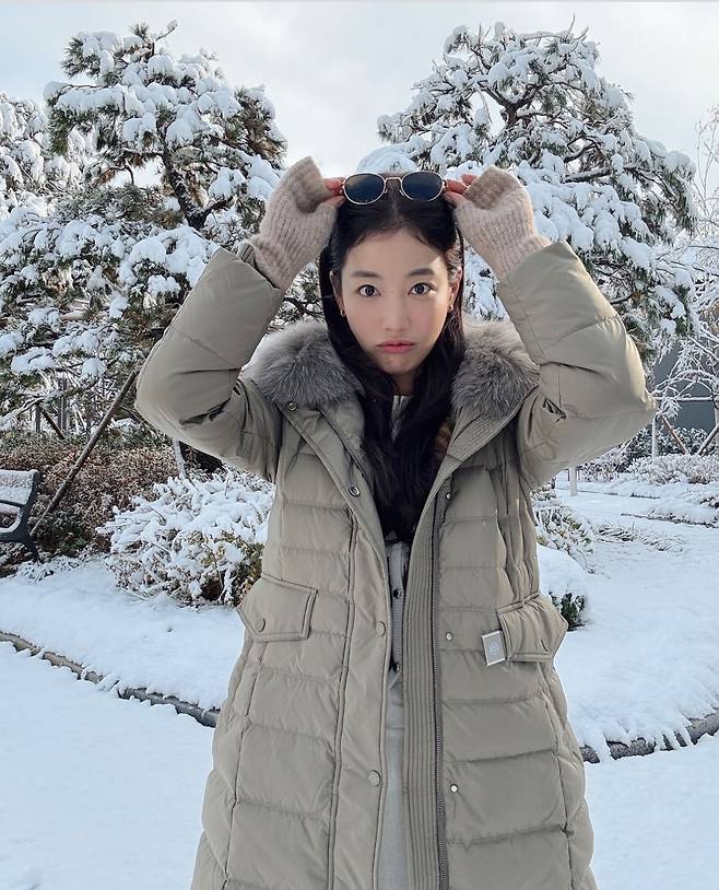 기은세 펑펑 내린 흰 눈에 너무 행복 롱 패딩 미니 스커트 겨울 여신룩 뷰티는 내운명