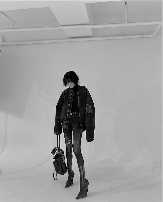 나나 너무 찢어진 스타킹의 도발 시크한 오버사이즈 데님 쇼츠 청청패션 뷰티는 내운명