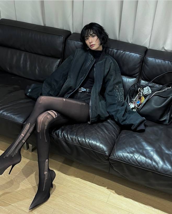 나나 너무 찢어진 스타킹의 도발 시크한 오버사이즈 데님 쇼츠 청청패션 뷰티는 내운명