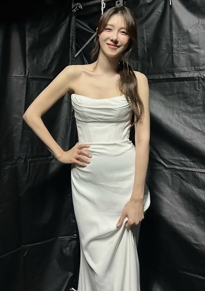 이지아 로제와 환상의 듀엣 예쁜애 옆에 예쁜애 블랙앤화이트 드레스룩 패션엔