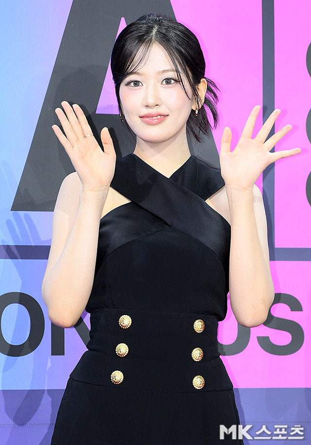 안유진 바지를 명치까지 끌어올렸네 허리가 사라진 롱다리 패션에 깜짝 뷰티는 내운명