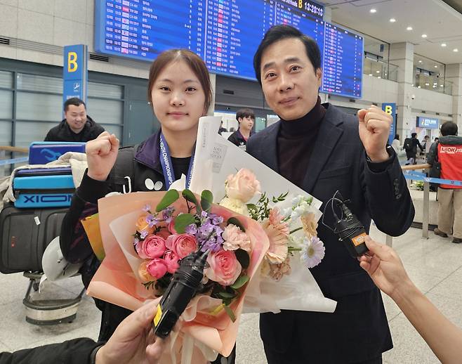 세계 제패 딸 유예린 ‘금의환향마중 나온 아빠 유남규