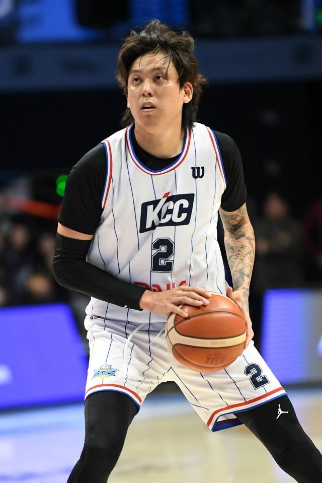 ‘킹’ 버튼·최준용 투맨쇼! KCC, ‘고졸 신인’ 이근준 분전한 ‘태술볼’ 소노에 6연패 안겨…SK, 7연승 및 전 구단 상대 승리 [KBL]