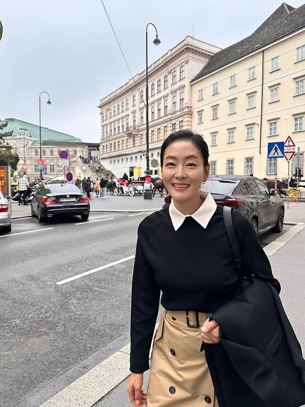 박진희 비엔나서 빛난 클래식 룩 트렌치 스커트와 화이트 칼라의 조화 스타와 라이프
