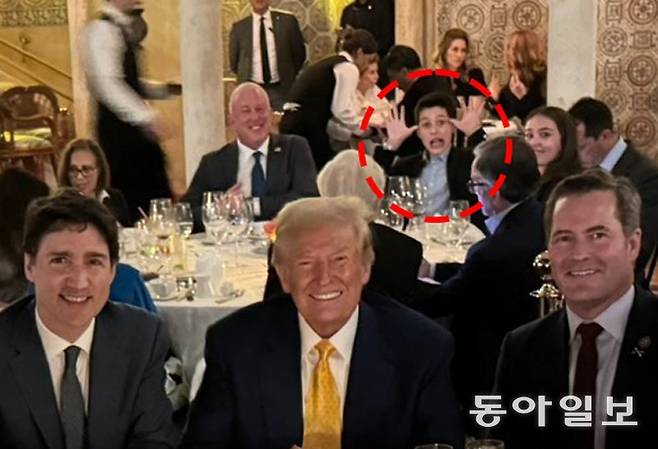 트럼프와 트뤼도 사진 속 숨은 주인공을 찾아라 청계천 옆 사진관