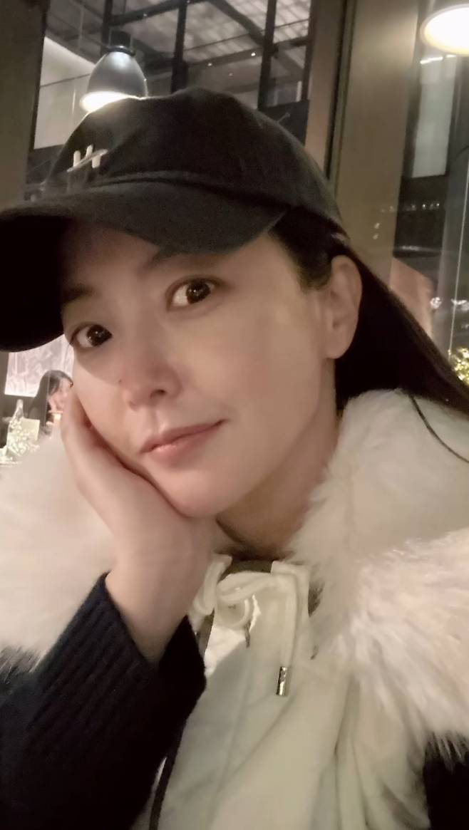 김희선 마음은 벌써 성탄절 밑에서 찍으니 더 길어보이는 우아한 퍼 베스트룩 스타와 패션