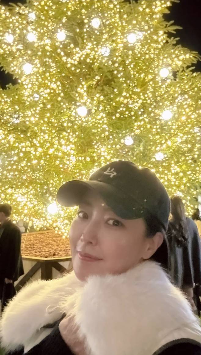 김희선 마음은 벌써 성탄절 밑에서 찍으니 더 길어보이는 우아한 퍼 베스트룩 스타와 패션