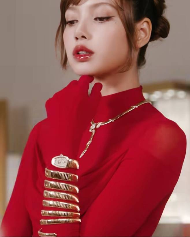 리사 루이비통을 넘어 불가리 여왕 등극 레드 시스루 드레스의 강렬한 매력 스타와 라이프