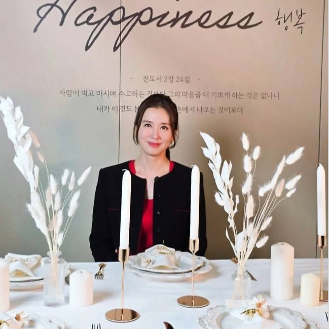이일화 나이를 거스른 49kg 리즈핏 레드 스퀘어넥 드레스룩 스타와 라이프