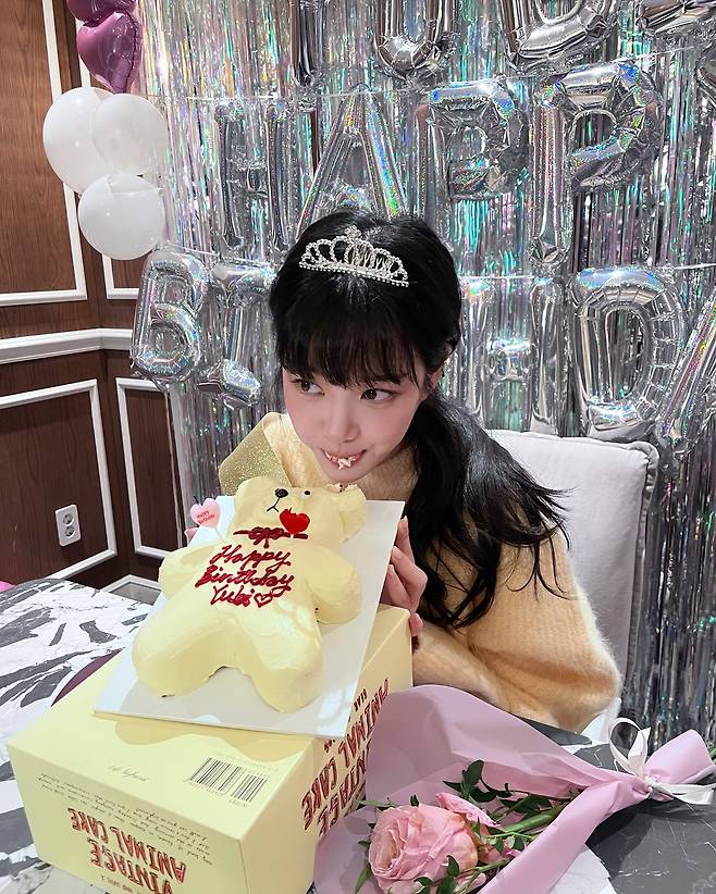 이유비 34살 생일 맞아 노란 니트 입고 공주님 미모 스타픽