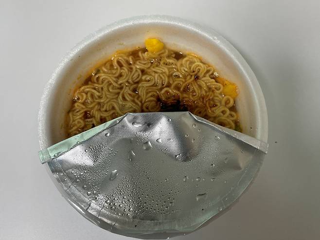 컵라면 뚜껑 버리지 마세요 이렇게 접었더니 앞접시가 완성됩니다 텐바디