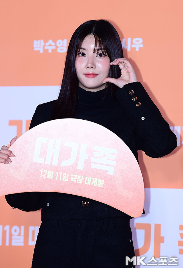 권은비 너무 짧은 치마에 아슬아슬 159cm 안 믿기는 인형 비율 올블랙 셋업룩 뷰티는 내운명