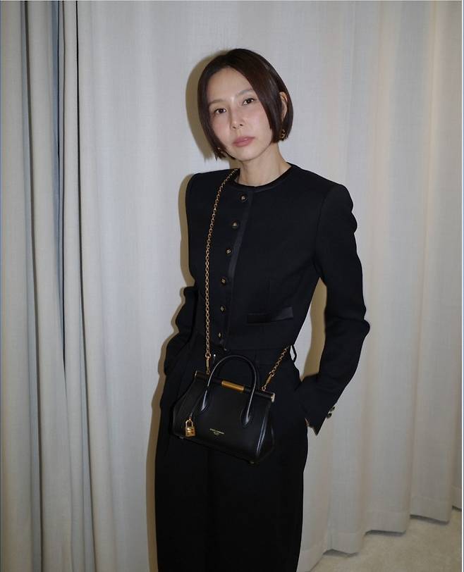 김나영 돌체앤가바나 여신 탄생 패셔니스타의 실패 없는 올블랙 투피스룩 뷰티는 내운명
