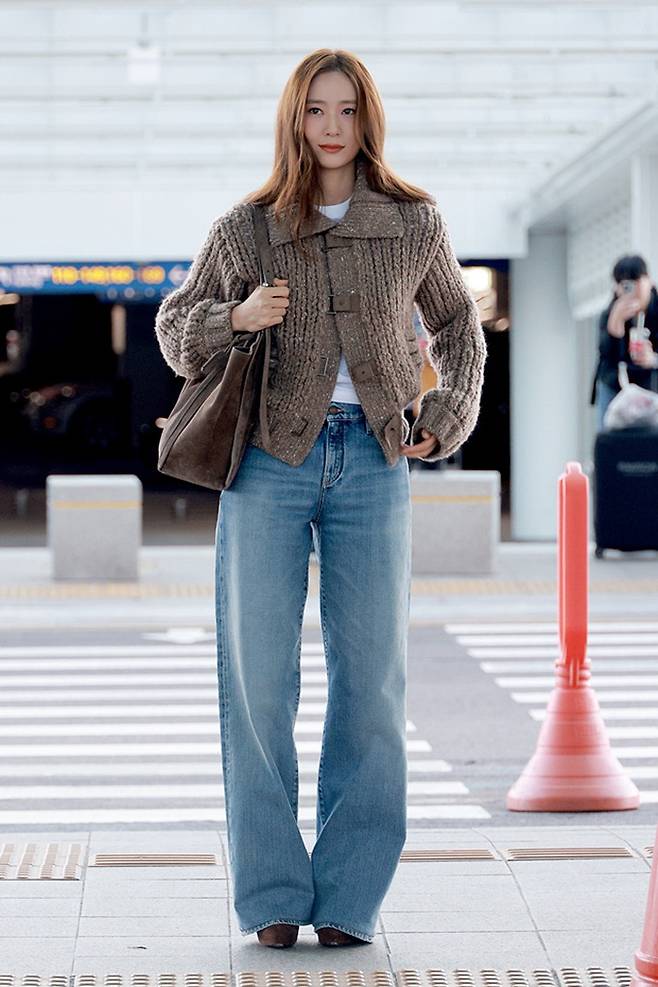 정수정 겨울도 상큼 미니멀 도네갈 니트 카디건으로 끝낸 상하이 출국룩 패션엔