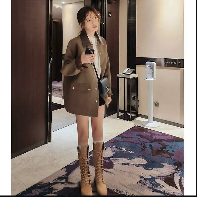 이지아 46세 맞아 20대도 울고 갈 기럭지와 동안 미모 청순한 스트라이프 데님팬츠룩 스타와 패션