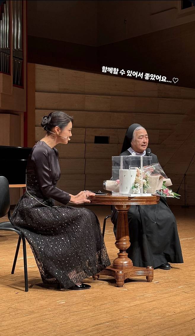돌싱 안현모 41세 나이 거스른 뷰티 타임머신우아한 시퀸 롱스커트룩 뷰티는 내운명