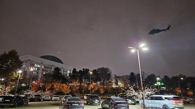 속보 국회 상공 헬기 비행중 軍버스도 진입 시도