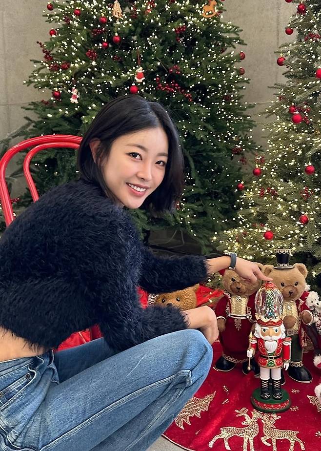 고원희 과감한 결혼 2년차 새댁 복근 드러난 퍼 크롭톱 데일리룩 패션엔