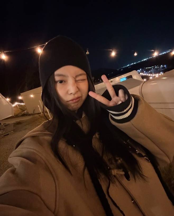 1만원에 팔던데 제니 꽃무늬 할머니 조끼 입고 겨울 캠핑 스타와 패션