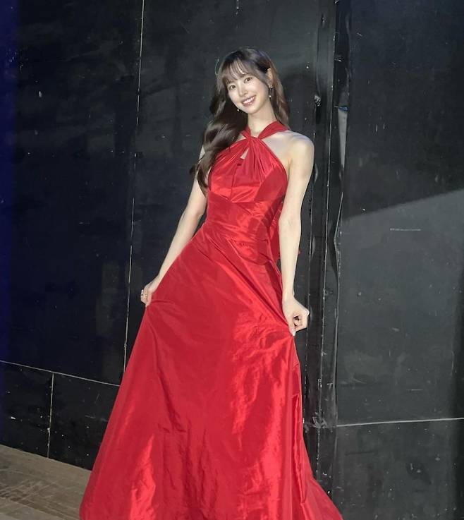 진세연 공주님이 따로 없네 빨간 드레스로 전한 눈부신 매력 스타와 라이프