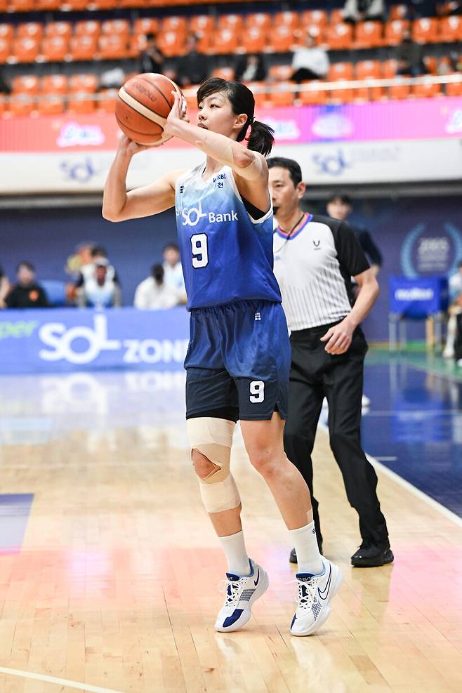 팀 역사상 최초 1순위 신인 첫 더블더블로 날았다신한은행은 하나은행 꺾고 3연패 탈출