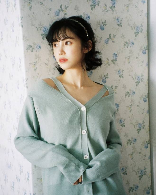 전효성 가디건과 화이트쉬폰 스커트 입고 반려묘와 화보 라이프업