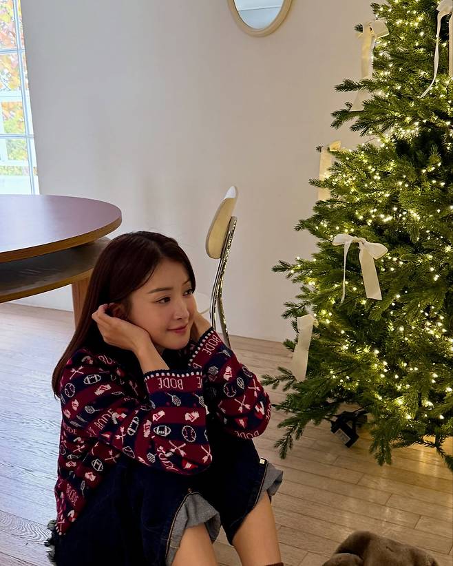 이시영 42살 맞아 크리스마스 가디건 입고 빛나는 미모 스타픽