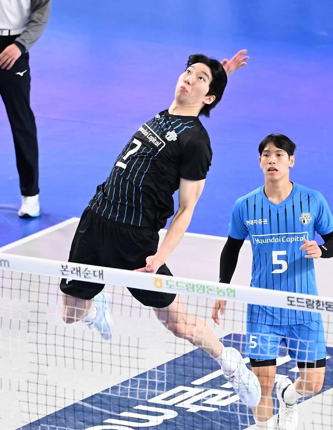 2r 5승1패 압도했다→10승 선착허수봉 폭발 선두 현대캐피탈 Kb손해보험 셧아웃 제압 천안 리뷰