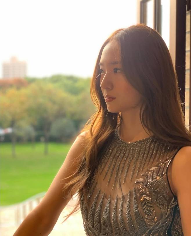 크리스탈 상하이 홀린 눈부신 시스루 우아한 자태 뽐낸 와이드 팬츠룩 뷰티는 내운명