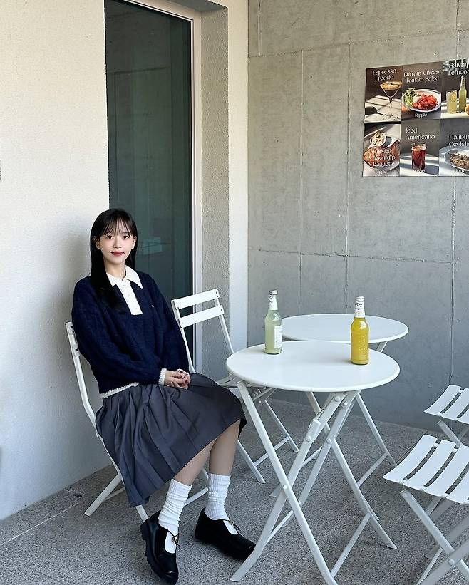 강한나 10만원대 스웨터와 플리츠 스커트 입고 크리스마스 기다려요 라이프업