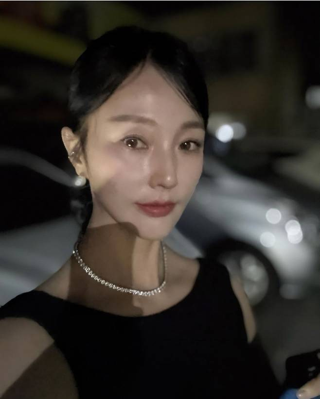 안혜경 45세 나이가 무색한 각선미 고급스러운 블랙 슬릿 드레스룩 스타와 라이프