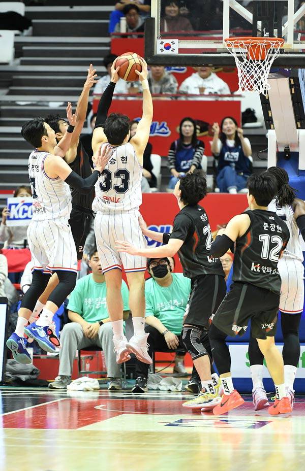 체력저하·골밑 약점 KCC, 버저비터에 울었다