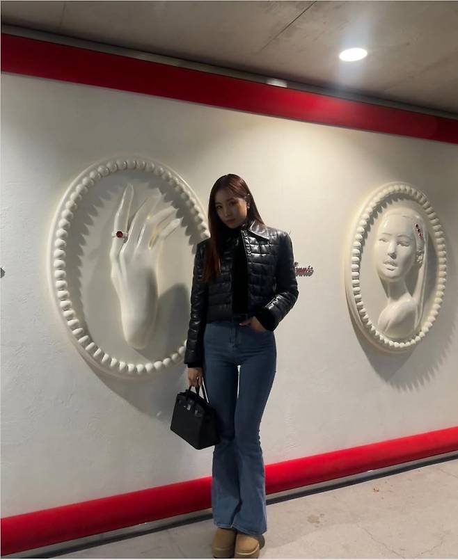 필드 여신 유현주 완벽 청바지 핏 짧게 입어 길어 보이는 퀼팅 레더 재킷룩 스타와 패션