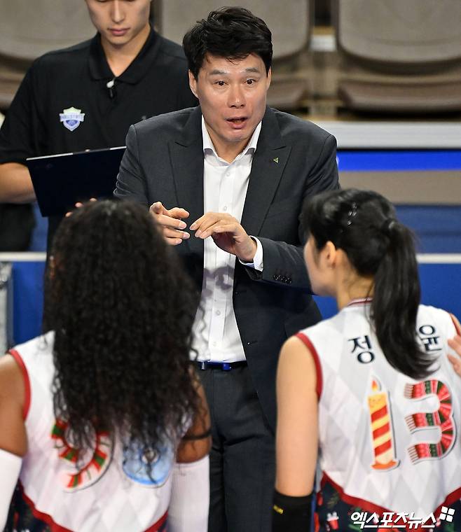 디펜딩챔피언의 힘 현대건설 Ibk기업은행 3연패 몰아넣고 3연승에이스 모마 24점 활약