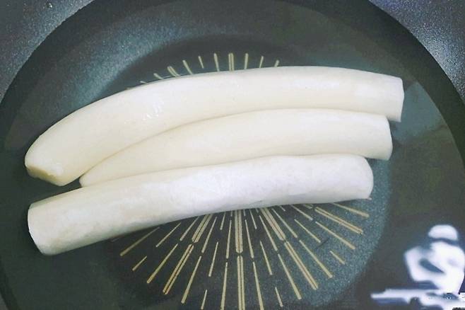 냉동가래떡 그냥 해동하지 마세요 이렇게 하면 떡집에서 갓 사 온 듯 맛있어요~ 쏙쏙팁