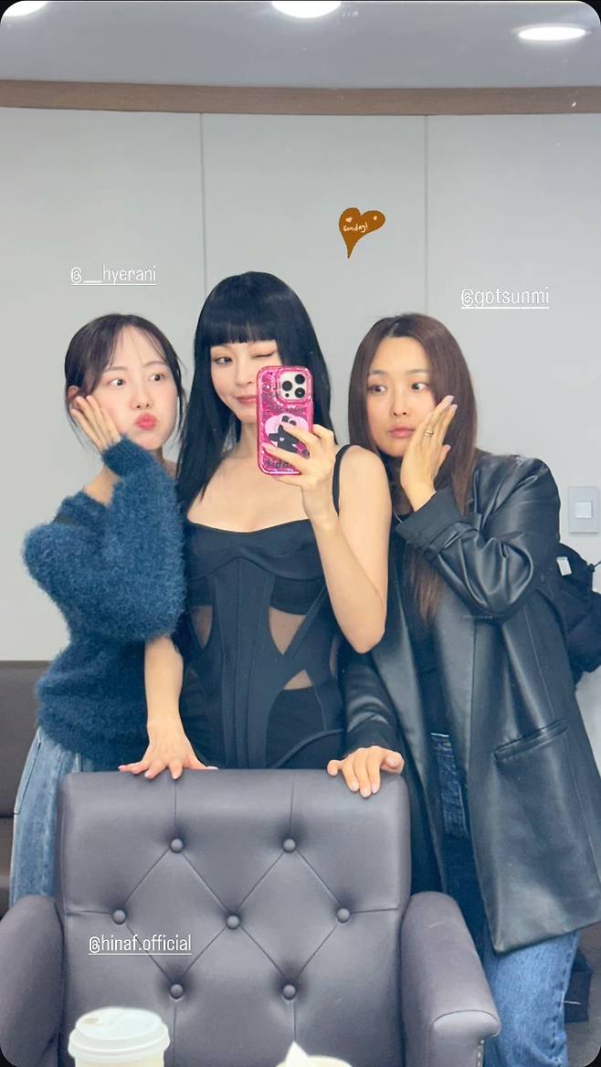 43세 한예슬 ♥10살연하 남편한테 혼나겠어 고혹적인 시스루 슬릿 원피스룩 뷰티는 내운명