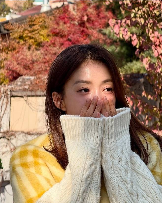 이시영 120만원대 버버리 후드 머플러 두르고 세련된 나들이룩 뷰티는 내운명