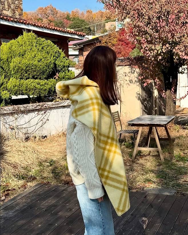 이시영 120만원대 버버리 후드 머플러 두르고 세련된 나들이룩 뷰티는 내운명