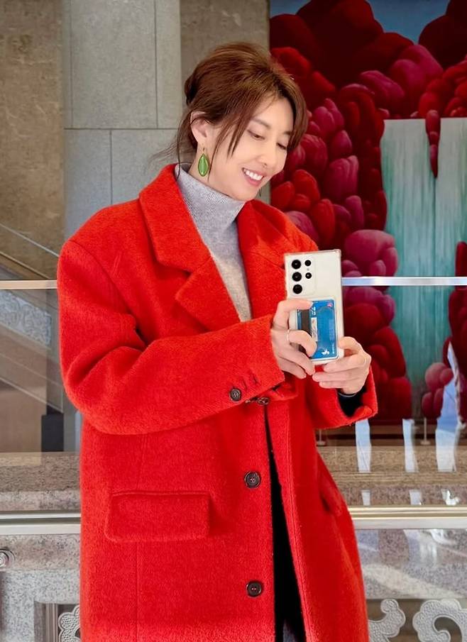 김완선 55세 디바의 얼죽코 벌써 시작 샛빨간 코트에 터틀넥 연말 모임룩 패션엔